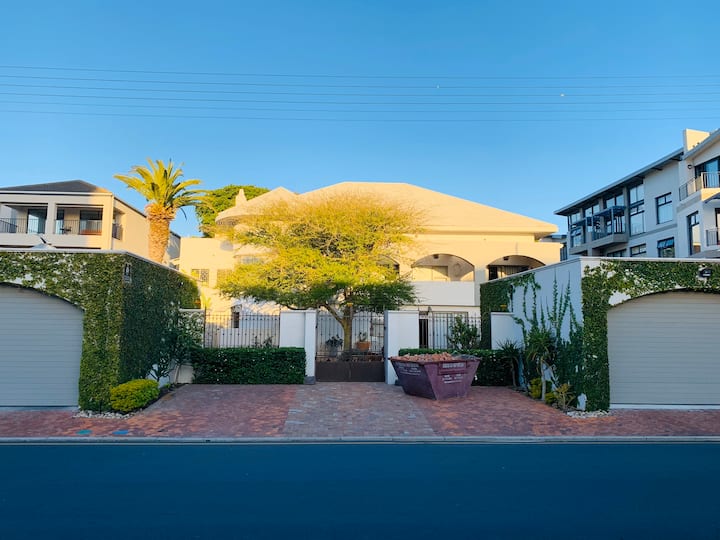 Spacious Family Home 200m From Strand Beach - Somerset West