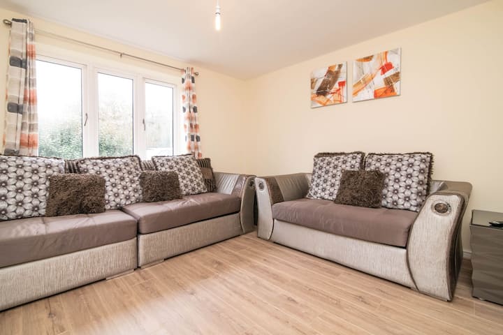 Quiet And Lovely 3-bed House Parking And Garden - Wolverhampton