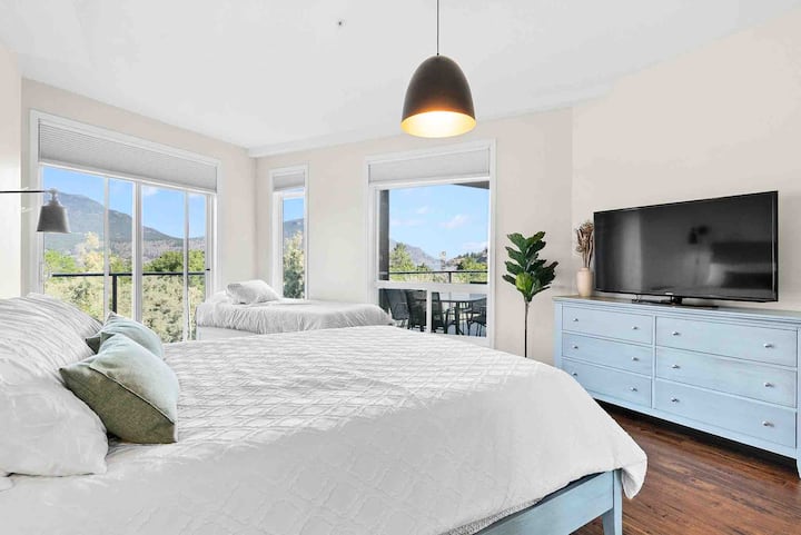 The Sanctuary - 3 Br Lakeview Condo With Pool - Kelowna