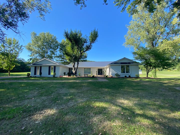 Modern Farmhouse With Bunk Room And Glam Room - Hermann, MO