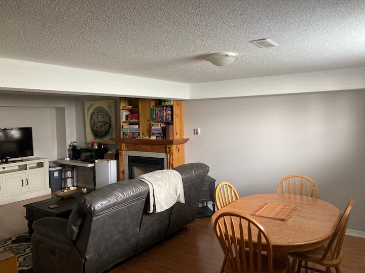 2 Bdrms With Spacious Living Room And Private Bath - Kingston, Canada
