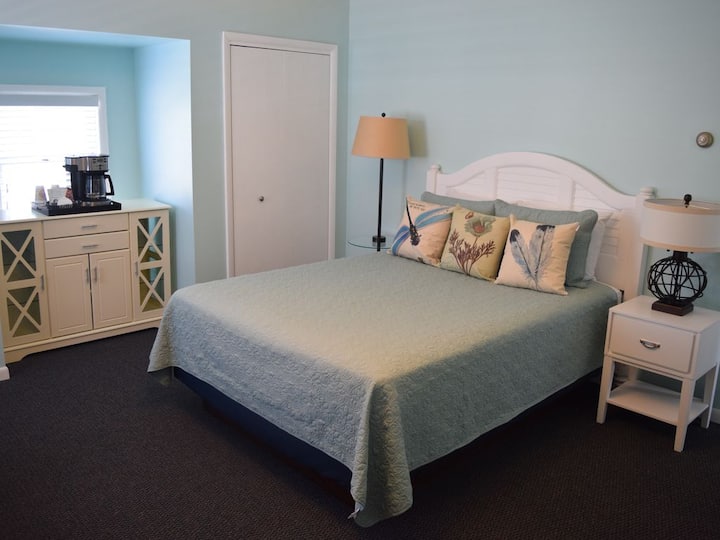 Copper Trout Lodging, Avenue Side Room - Bayfield, WI