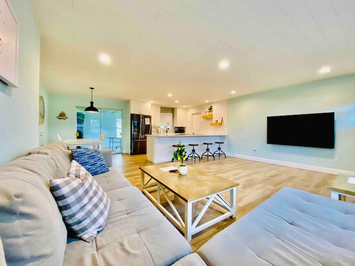 Sunshine Stay, Central Fort Myers Gated Yard - Fort Myers, FL