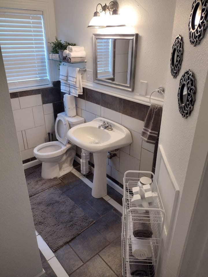 The Ultimate Home Away From Home Unit A - 인디애나폴리스