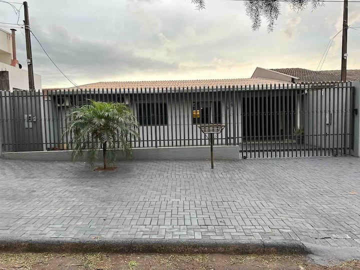 Casa Com Piscina Acomoda 10 Pessoas - Cascavel