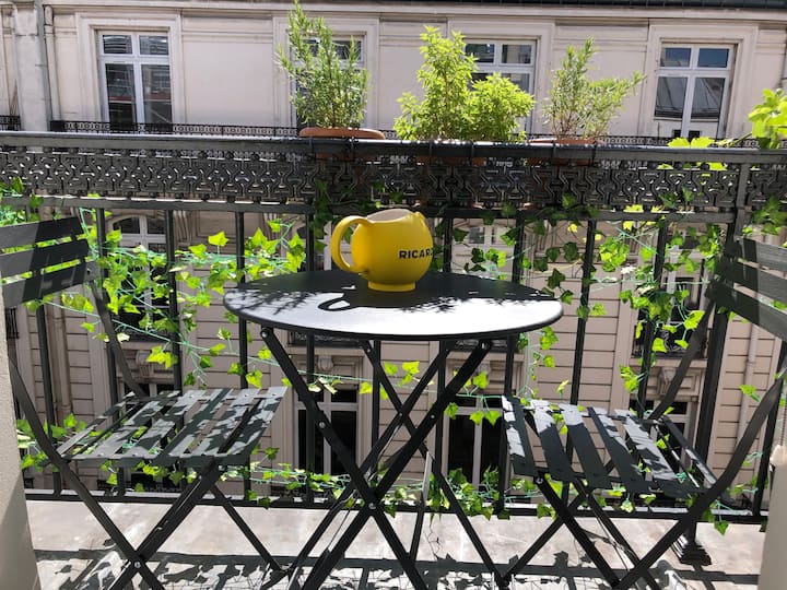 Duplex Avec Balcon Fleuri - Drouot Cadet - Paris