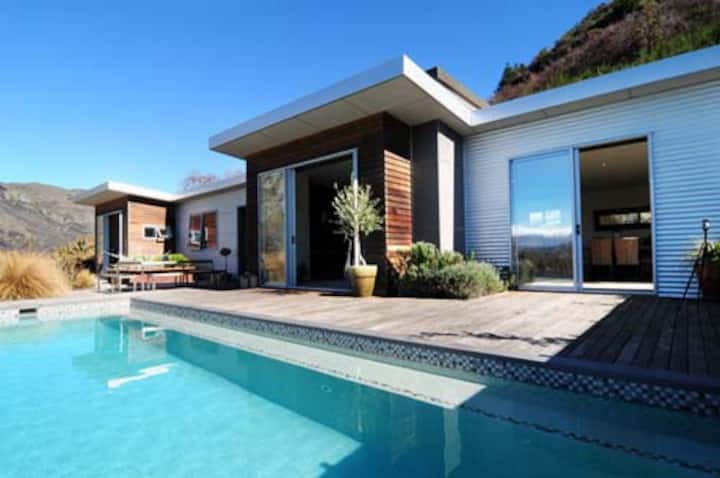 Quiet, Sunny Modern Home - Renovated & Extended - Queenstown