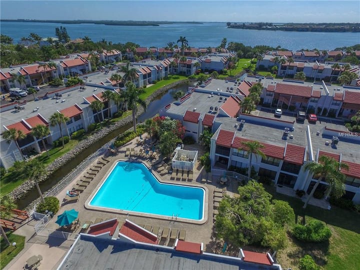 Bay View Dolphin Swim Past, Steps To Beach-243 - Anna Maria Island, FL