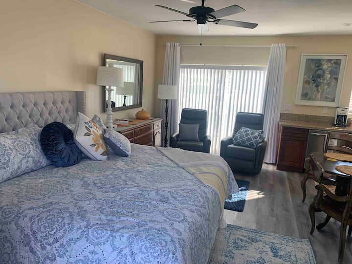 Separate Private King Executive Guest/pool House - Bakersfield, CA