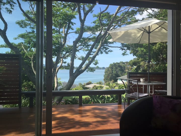Modern Stylish Guest Suite With Great Water Views - Katikati