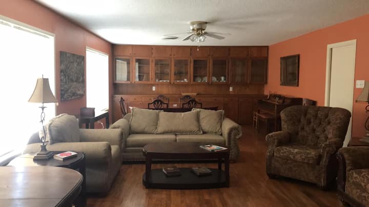 Rm 1 - Next Door To The Redbird Listening Room - New Braunfels, TX