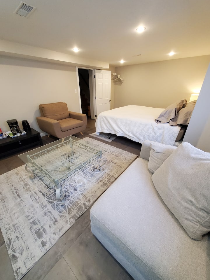 Lovely Separate Suite, Private Entrance & Parking - Toronto