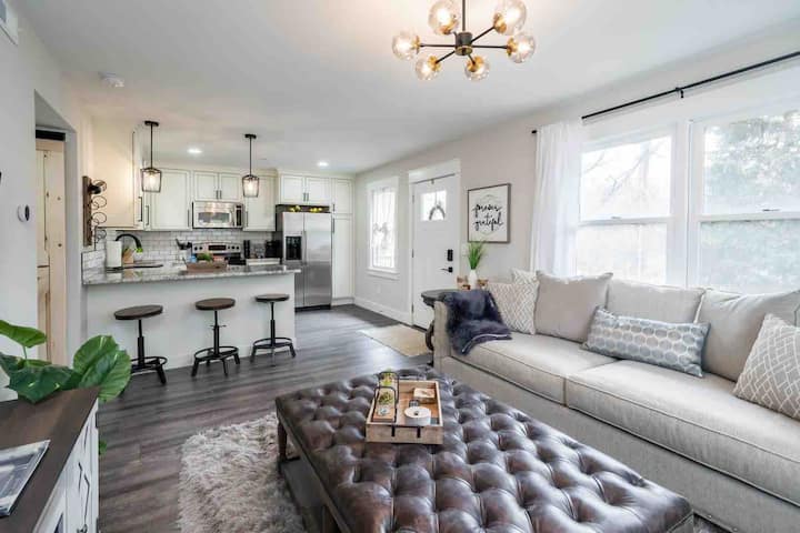 Renovated Luxury 2bedroom Guest House - Wichita, KS