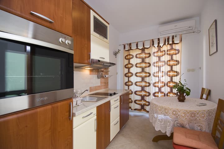 Beachfront House Rent Peaceful Backyard Apartment - Komiža