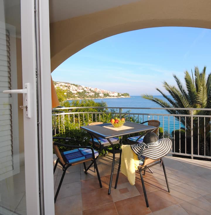 Sunny Sea & Garden View Apartment - Trogir
