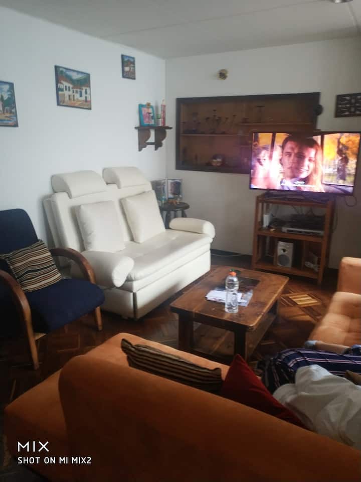 Alcoba, Cama Super, Cerca Embajada, Aeropuerto - Bogotá