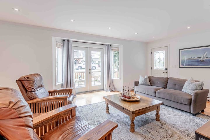 The Beachside Cottage - 3 Bedroom | 2 Bathroom | - White Rock