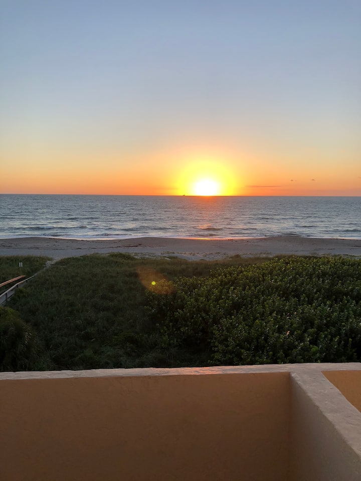 Direct Oceanfront Penthouse Remodel Near Pier - Cocoa Beach, FL