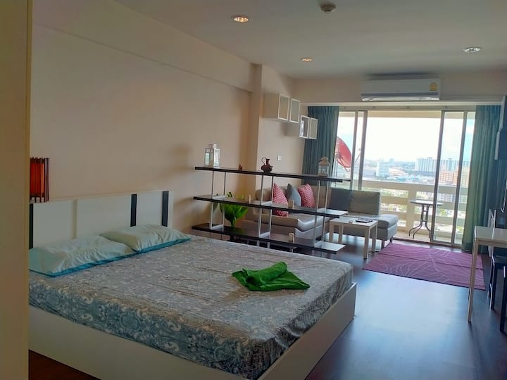 Big Apartment With Swimming Pool View - Bangkok