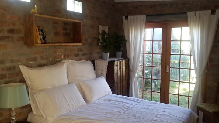 Charming Garden Cottage - Le Cap