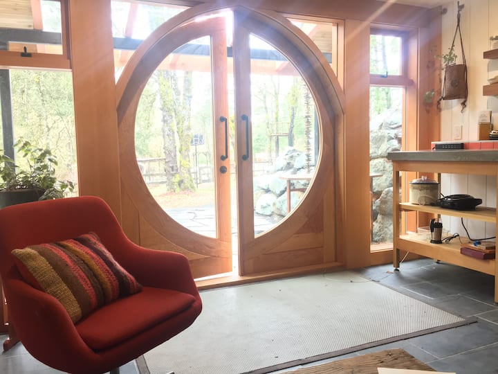 Gorgeous Modern Suite W/hobbit Doors - Duncan