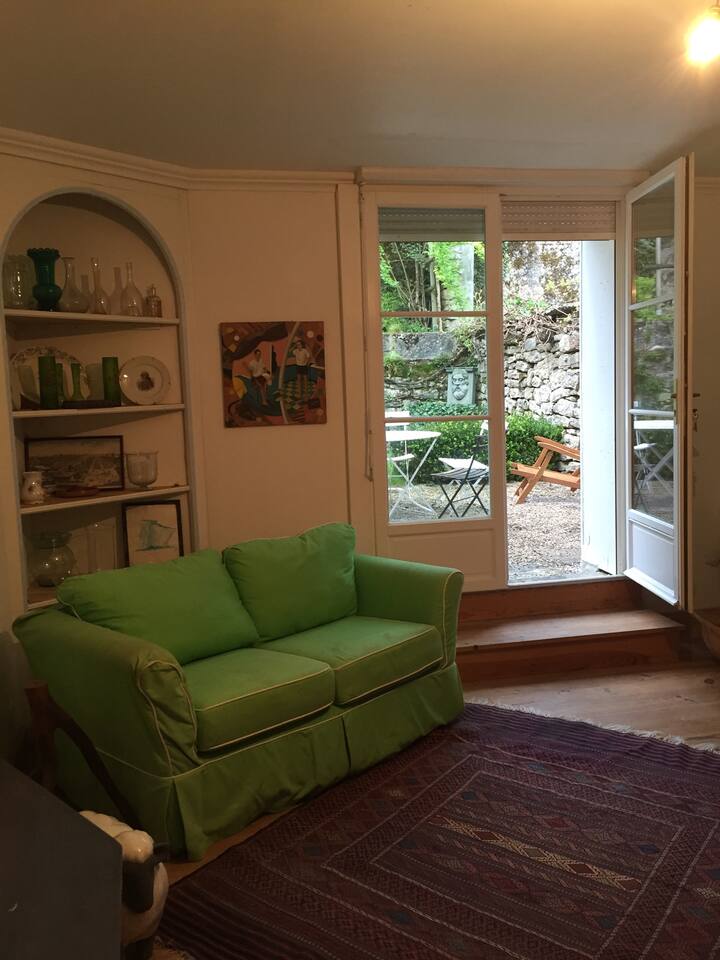 Adorable T2 Sur Joli Jardin! Idéal Pour Un Couple - Arbois