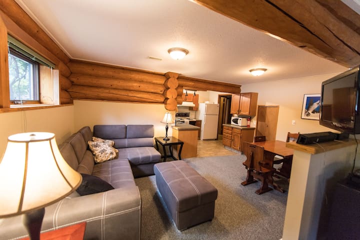 Close To Ski Hill With Private Hot Tub - Revelstoke