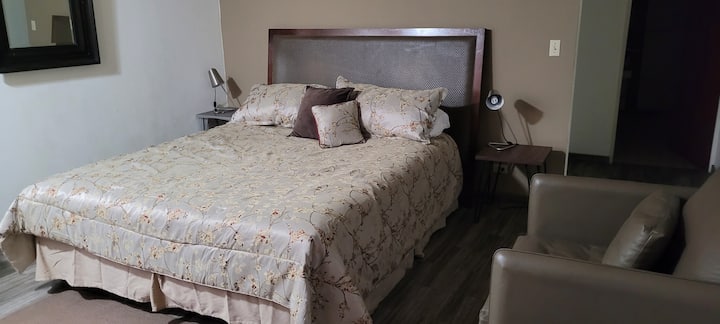 King Size Bed Contemporary, Ample And Centric Apt. - Ensenada