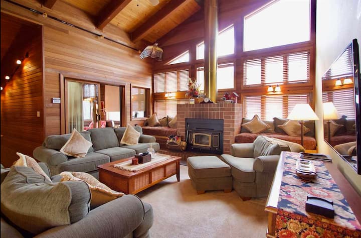 Spacious 4 Bedrooms + Loft. Minutes From Ski Mtn & Outdoor Activities - Mammoth Lakes, CA