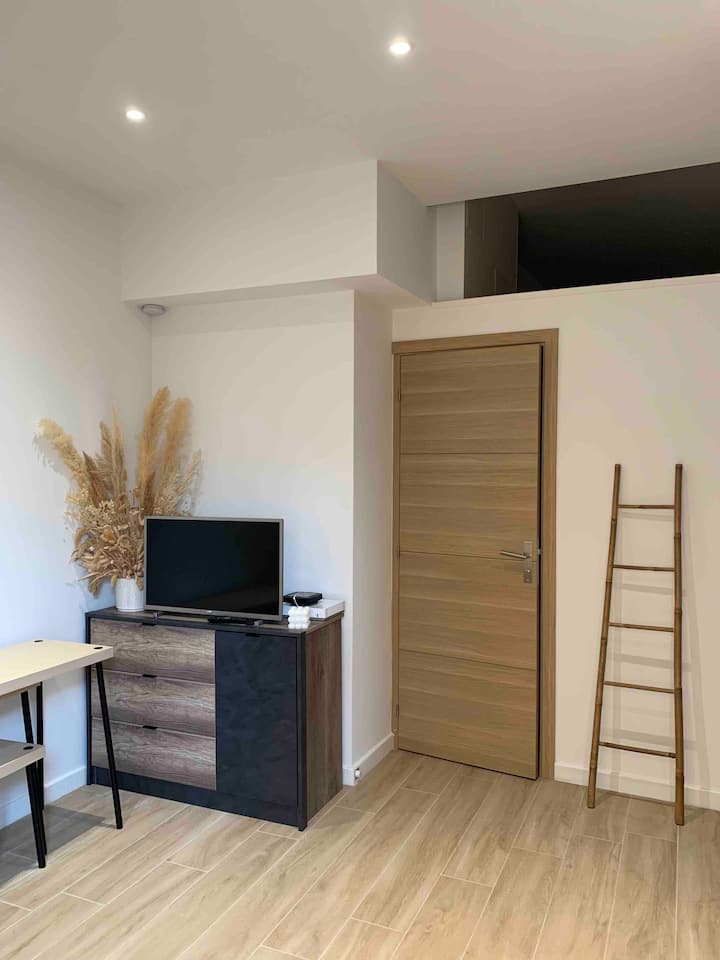 • Studio Avec Chambre • Calme - Clim & Wifi & Tv • - Nice