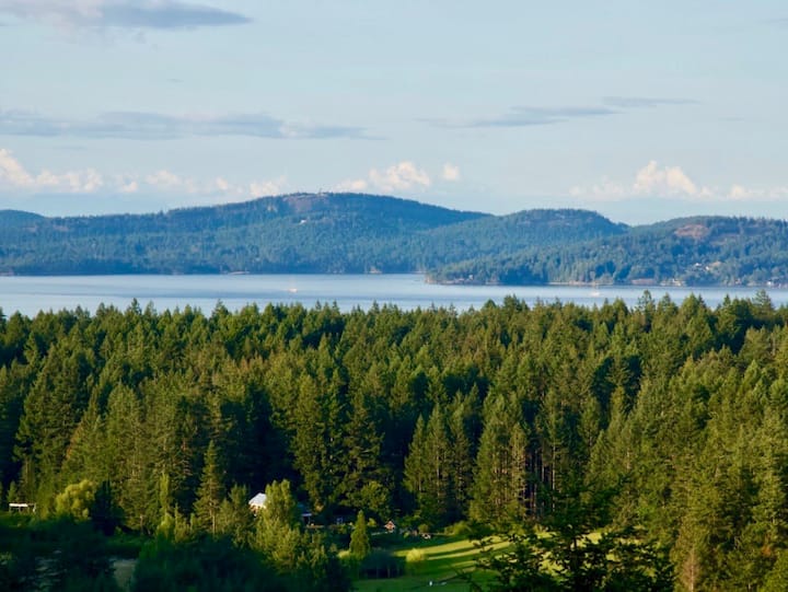 The Bohemian Suite - With An Enchanting View! - Salt Spring Island