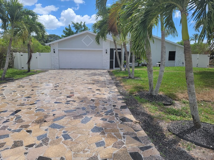 Centrally Located Room For Rent - Fort Myers, FL