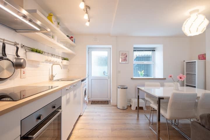 Modern City Centre Cottage - Galway