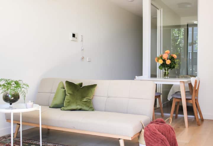 Inner City Pad With Balcony & Tram At Door - Austrália