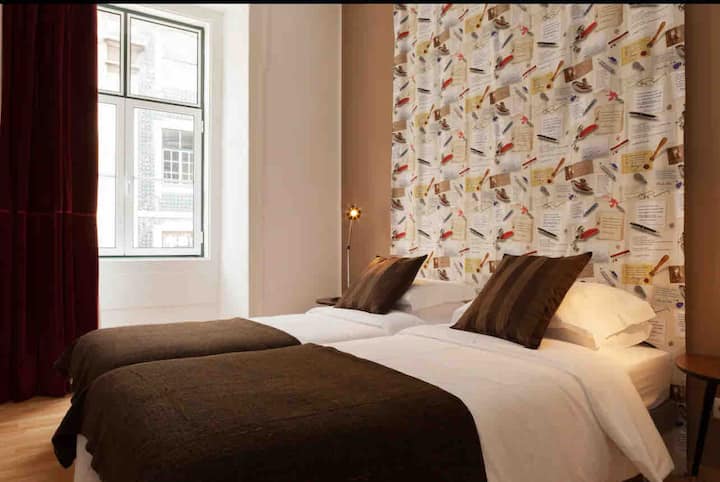 Lisbon Heart - Poet Fernando Pessoa - Aéroport de Lisbonne Portela (LIS)