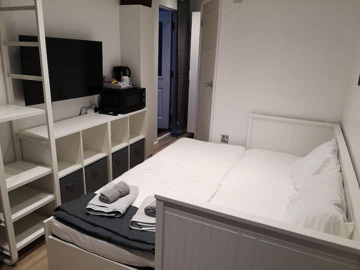 Cosy 1 Bedroom Ensuite, Dedicated Parking Space - Birmingham