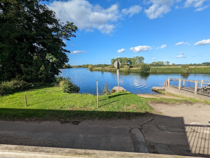 Stunning 2 Bedroom Riverside Cottage - Norwich
