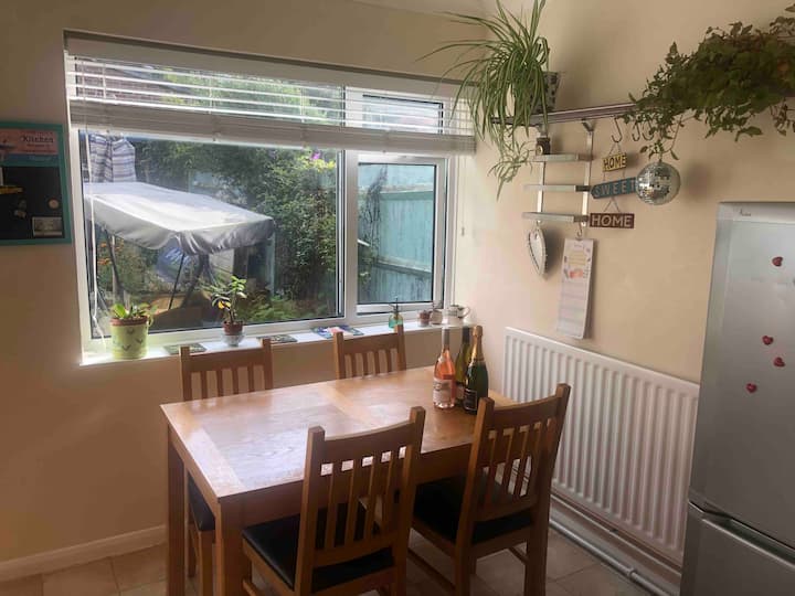 2 Bed House, Parking, St Johns Village Location - Woking