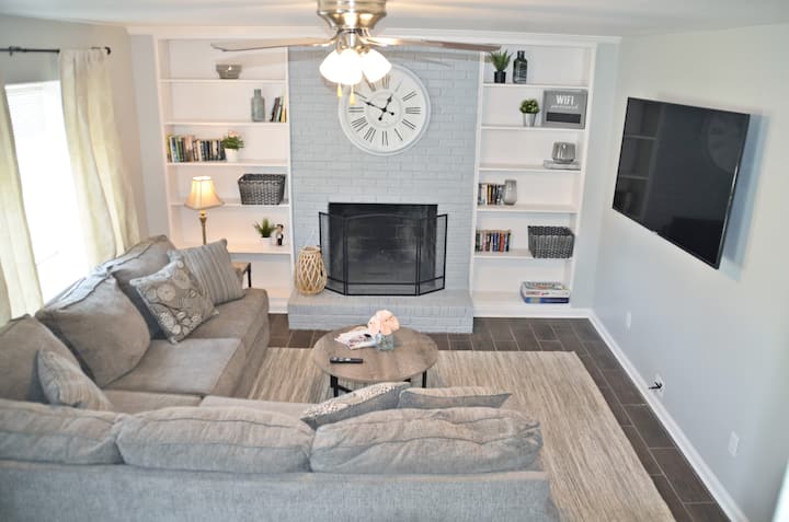 Graceland Place #1 Near Elvis’ Graceland- Sleeps 8 - Memphis, TN