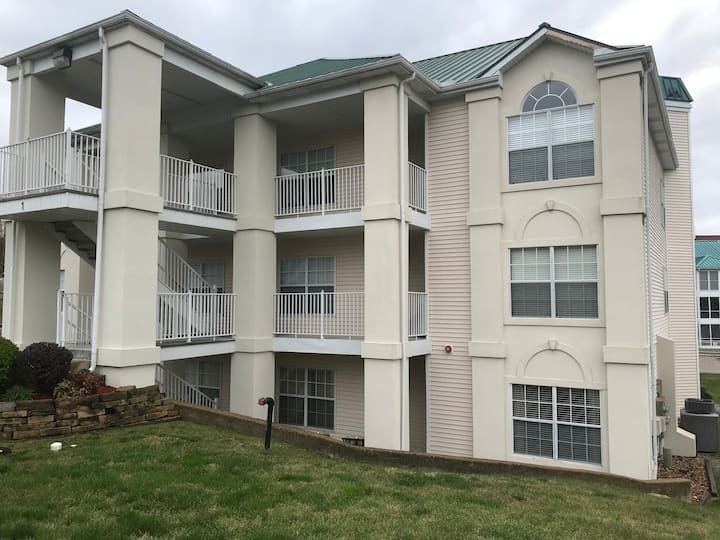 Hillside Hideaway ~ Spacious Poolside 2 Bed 2 Bath Condo - Branson, MO