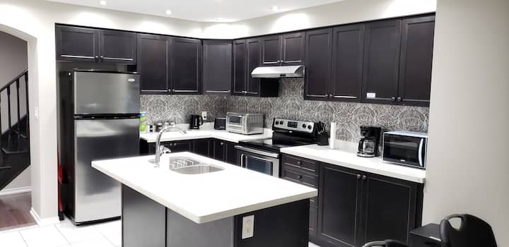 4 Bedrooms Beautiful And Clean House - Bradford