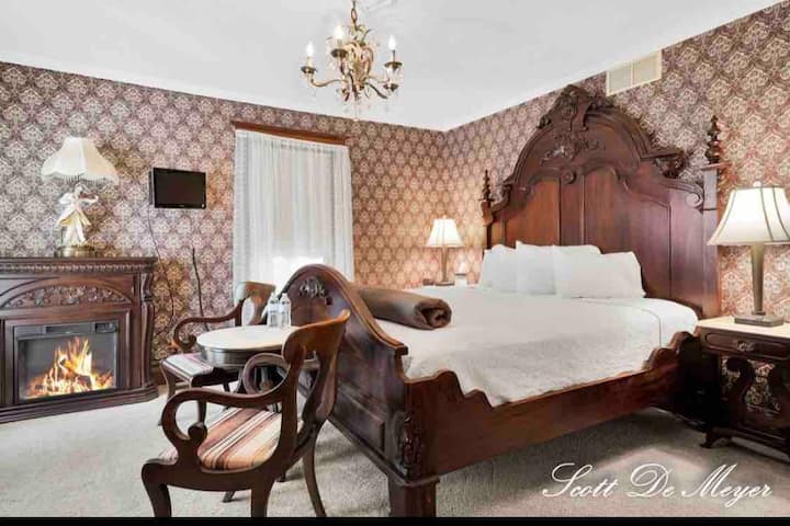 Historic King Room With Private Balcony Access! - Mount Pleasant, MI