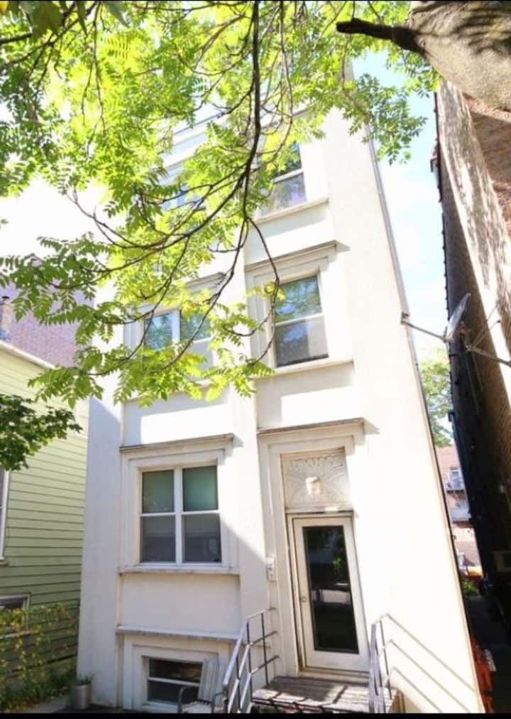 Mins. To Downtown & West Loop!
Entire Apt. - South Commons - Chicago