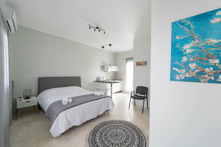 Centrally Located In Psyri, Acropolis Walk Distant - Athens