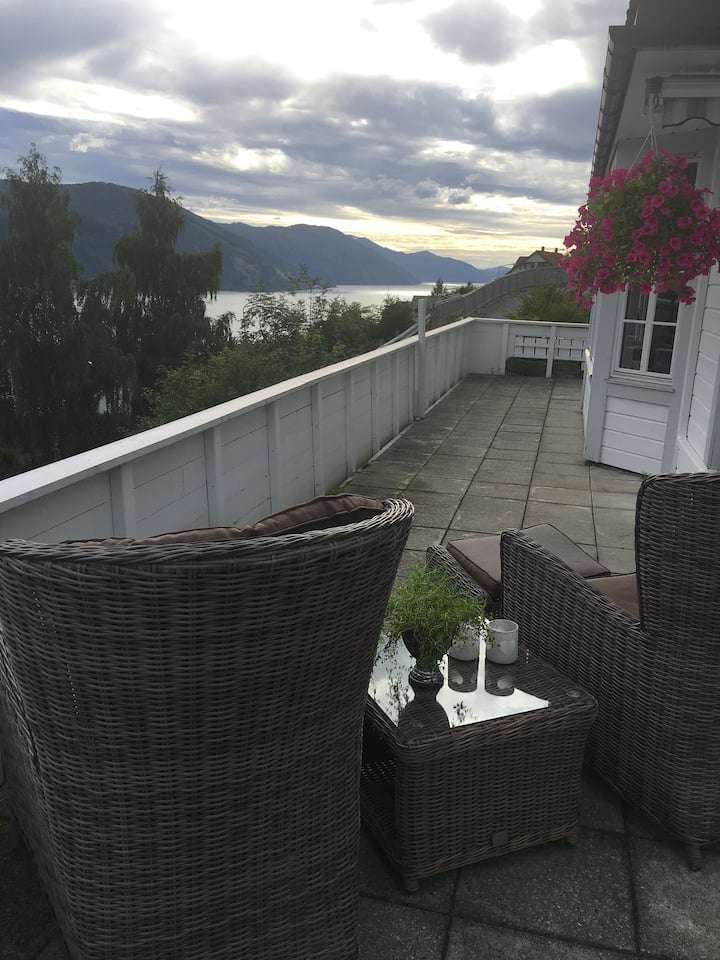 House With Beautiful View - Nordfjordeid