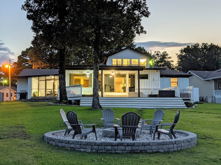 Lu Juan Pt. · A Shore Thing-lakefront/hot Tub/? Pit/ Movie Room - Hot Springs
