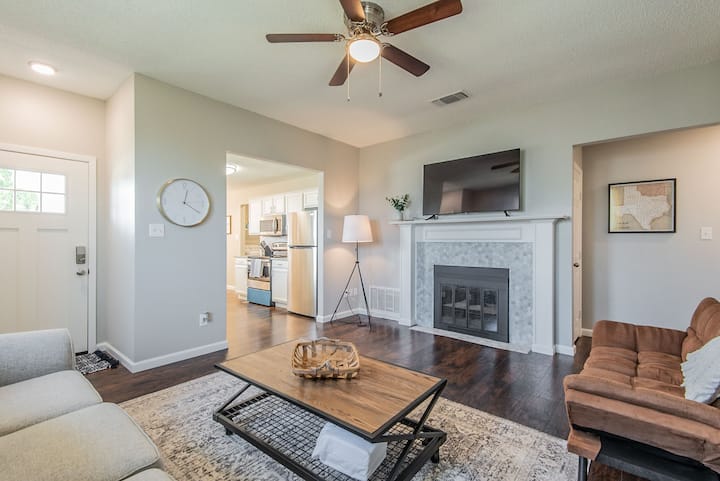 Mountain Top Retreat, Close To Attractions - Burleson, TX