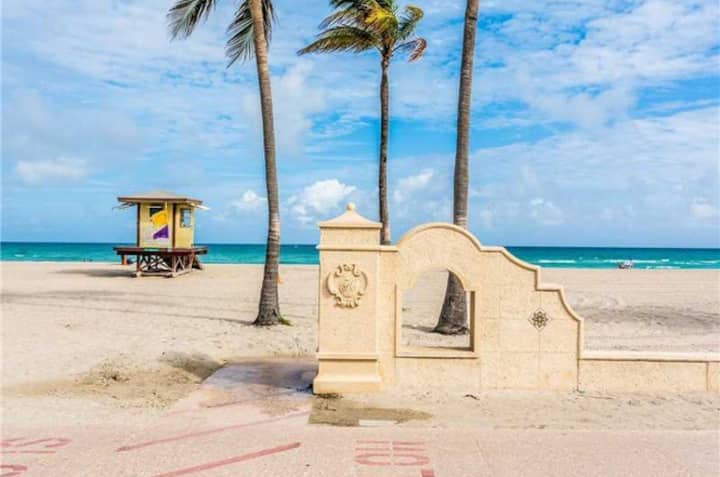 Beach Studio/ocean Front/sleeps 4/parking/hh-03 - Hollywood, FL