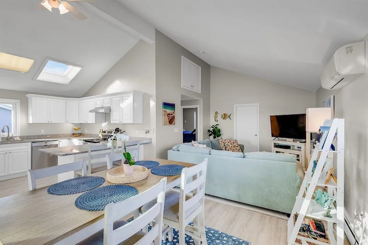 Kid & Pet Friendly | Sleeps 6 | Backyard, Firepit - Hampton Beach, NH