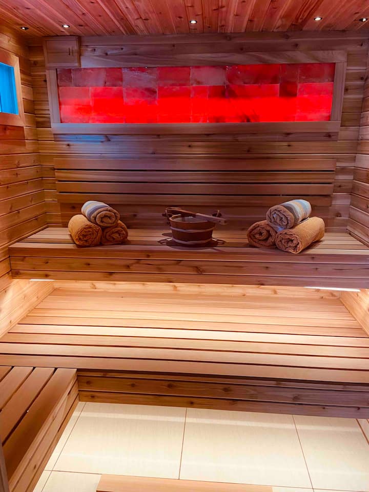 Happy Valley Townhome W/ Luxury Sauna - Big White Ski Resort, BC